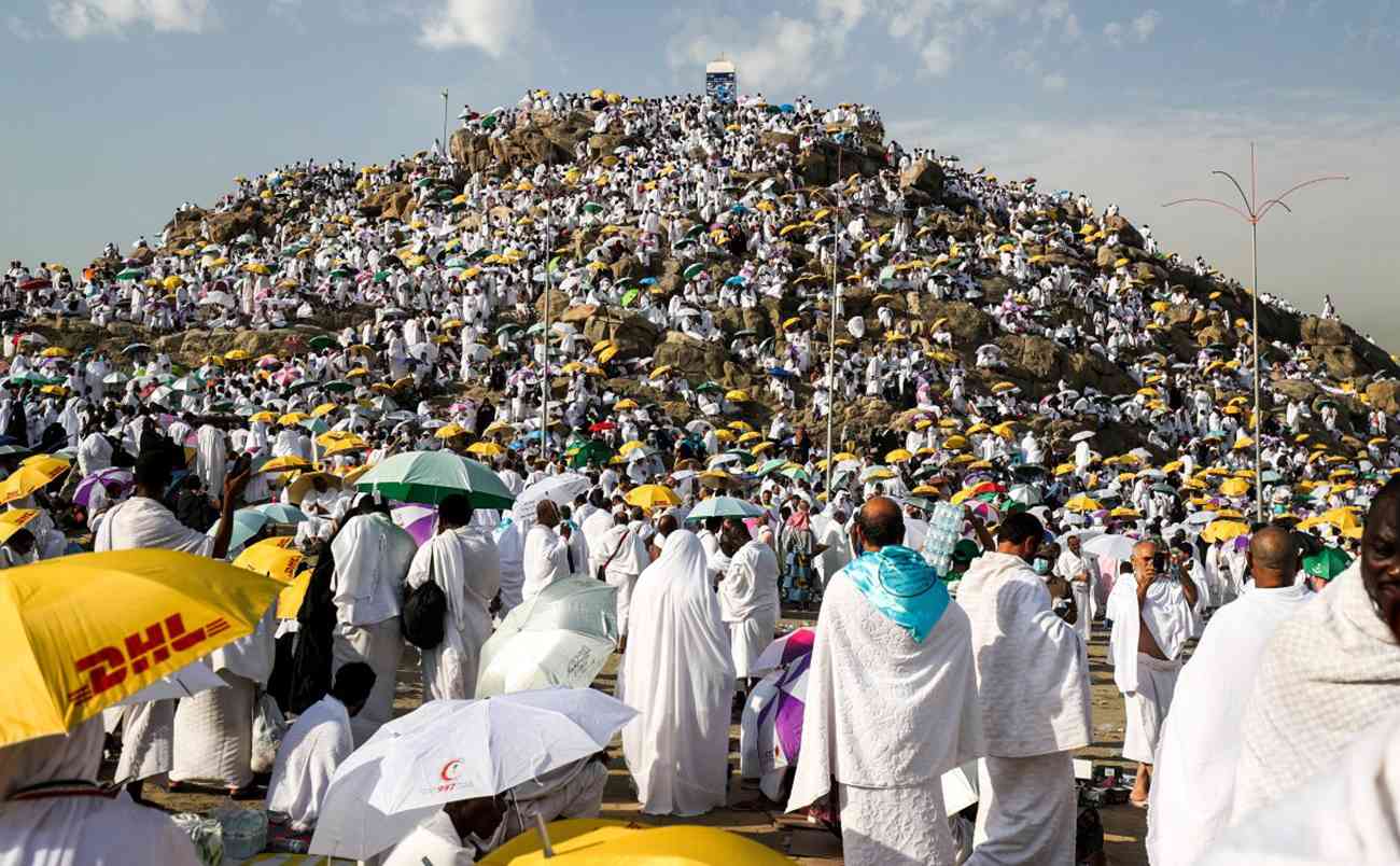 حجاج بيت الله الحرام يصعدون إلى عرفات وسط تنظيم محكم